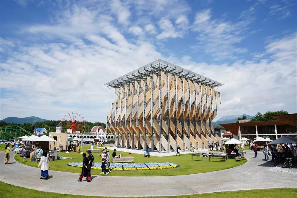 Yubara Onsen with a Huge Open-air Bath Filled with Natural Hot Spring ...